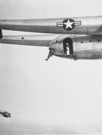 '82nd Airborne Trooper Demonstrating Perfect Jump Form with Hands ...