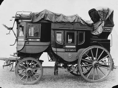 A Horse-Drawn Stagecoach Photographic Print | AllPosters.com