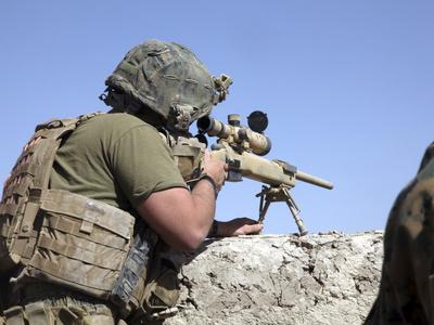 'A U.S. Marine Looks Through the Scope of an M40A1 Sniper Rifle ...