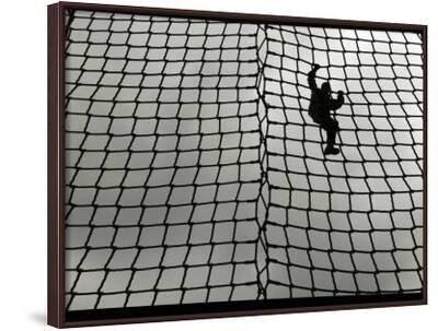 'A US Army Soldier-In-Training Makes Her Way Down the Rope Ladder at ...