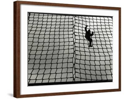 'A US Army Soldier-In-Training Makes Her Way Down the Rope Ladder at ...