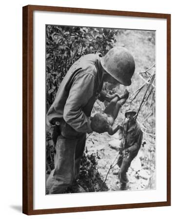 'American Lieutenant Carrying Micronesian Baby He Found in cave ...