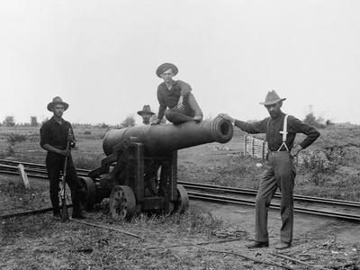 'American Soldiers and Cannon During Philippine Insurrection ...