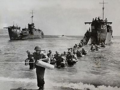 'American Soldiers Wade through the Surf off the Coast of Normandy ...
