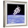 'Astronaut Bruce Mccandless in Floating Weightless 320 Feet from the ...