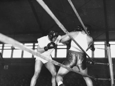 'Boxer Joe Louis Fighting in Boxing Match' Photographic Print ...