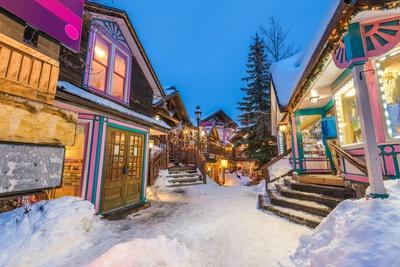Breckenridge, Colorado, USA downtown streets at night in the winter ...