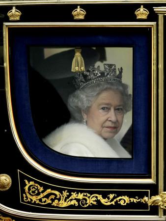 'Britain's Queen Elizabeth II Arrives Back at Buckingham Palace in Her ...
