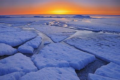 'Canada, Manitoba, Winnipeg. Sunrise on Lake Winnipeg spring ice ...