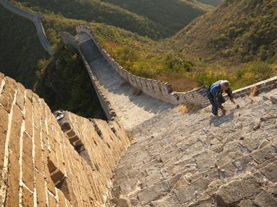 'Chinese Man Climbs Great Wall of China, UNESCO World Heritage Site ...