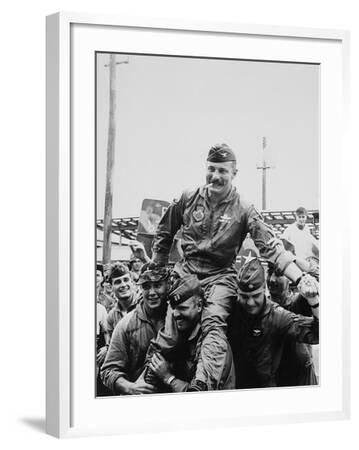 'Colonel Robin Olds Celebrates His 100th Combat Mission, Vietnam, 1967 ...