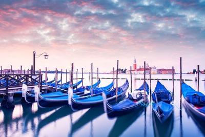 Colorful landscape with pink sunset sky on piazza San Marco in Venice ...