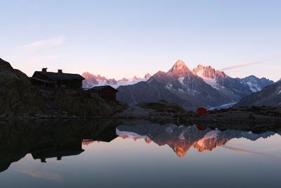 Colourful sunset on Lac Blanc lake in France Alps. Monte Bianco ...
