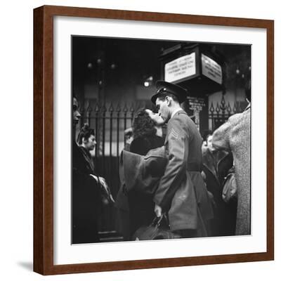 'Couple in Penn Station Sharing Farewell Kiss Before He Ships Off to ...