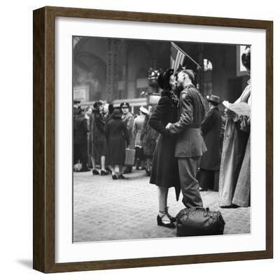 'Couple in Penn Station Sharing Farewell Kiss Before He Ships Off to ...