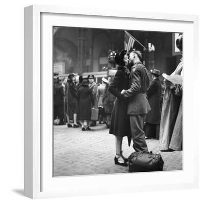 'Couple in Penn Station Sharing Farewell Kiss Before He Ships Off to ...