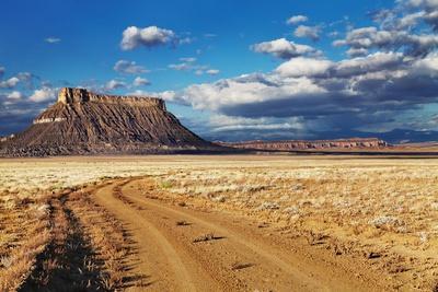 'Factory Butte, isolated flat-topped sandstone mountain in Utah desert ...