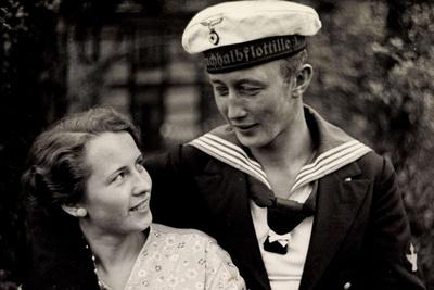 'Foto Deutscher Matrose in Uniform Mit Frau' Giclee Print | AllPosters.com