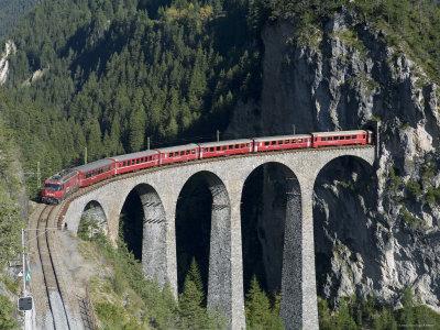 'Glacier Express and Landwasser Viaduct, Filisur, Graubunden ...