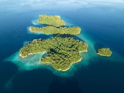 Healthy fringing coral reefs grow around the beautiful islands that ...
