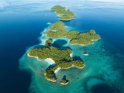 Healthy fringing coral reefs grow around the beautiful islands that ...