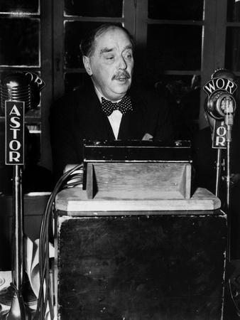 'Herbert George Wells during a Speech at the Radio (B/W Photo)' Giclee ...
