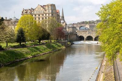 Pulteney Bridge and Empire Hotel, River Avon, UNESCO Wold Heritage Site ...