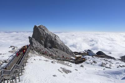 Tourists on Jade Dragon Snow Mountain (Yulong Xueshan), Lijiang, Yunnan ...