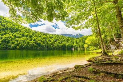 Impressively beautiful Fairy-tale mountain lake in Austrian Alps ...