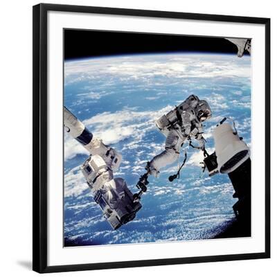 'ISS Space Walk' Photographic Print | AllPosters.com