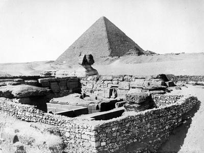 The Valley Temple of Khafra with the Great Sphinx and Cheops' Pyramid ...