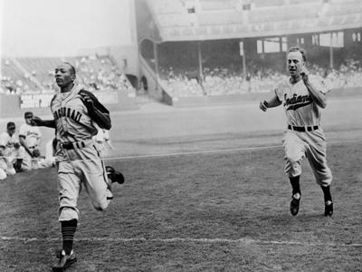 'Jesse Owens Beating Baseball Player George Case in 100-Yard Dash in ...