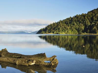 'Lake Waikaremoana, Te Urewera National Park, Bay of Plenty, North ...