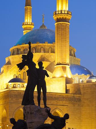 'Lebanon, Beirut, Statue in Martyr's Square and Mohammed Al-Amin Mosque ...
