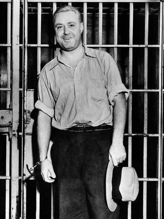 ''Machine Gun' Kelly Smiles for Photographers in Memphis Jail Cell ...