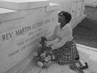 'Martin Luther King Jr Grave 1969' Photographic Print - BJ | AllPosters.com