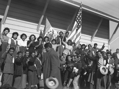 'Mexican Farm Workers Arriving in Stockton, California, During WW2, May ...