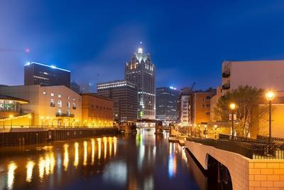 Milwaukee, Wisconsin, USA downtown skyline on the Milwaukee River in ...
