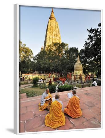 'Monks Praying at the Buddhist Mahabodhi Temple, a UNESCO World ...