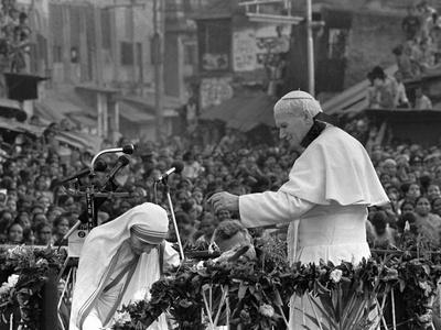 'Mother Teresa Ascends the Podium to Stand Side by Side with Pope John ...