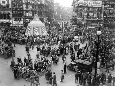 'Ve Day Celebrations in London 1945' Photographic Print - Nixon Greaves ...