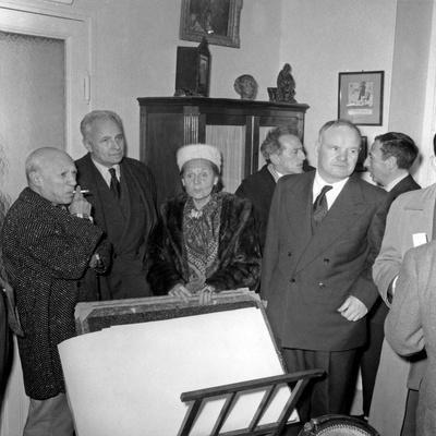 'Pablo Picasso, Louis Aragon, Elsa Triolet, Jean Cocteau and Maurice ...