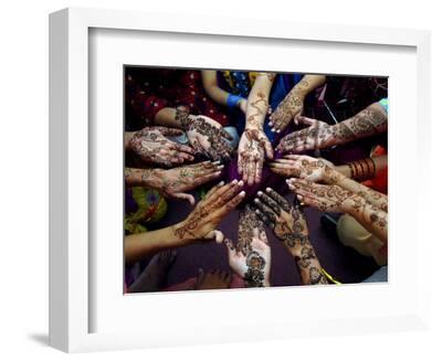 'Pakistani Girls Show Their Hands Painted with Henna Ahead of the ...