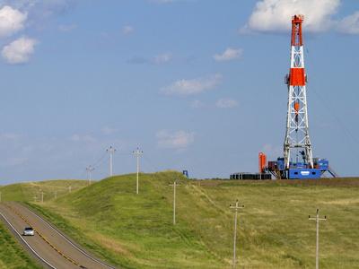 'Patterson Uti Oil Drilling Rig Along Highway 200 West of Killdeer ...
