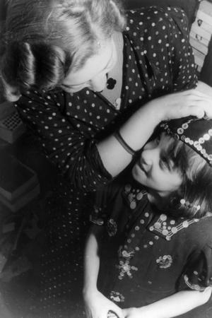 'Pearly Girl' Photographic Print | AllPosters.com