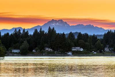 'Picturesque sunset view over the Olympic Peninsula mountains ...