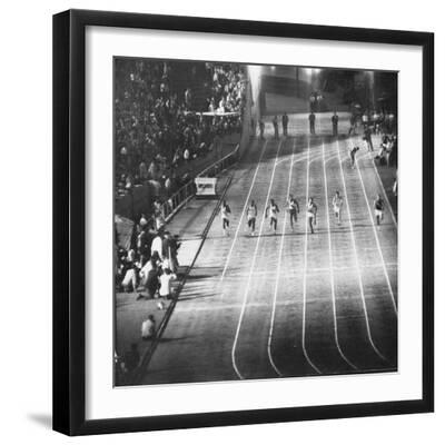 'Runner Dave Sime Falling Out of Race Because of Leg Injury During ...