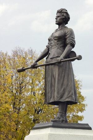 'Statue of Molly Pitcher, Legendary Heroine of the War of Independence ...