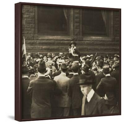 'Suffragist Mabel Vernon Speaking to Large Crowd of Men in Chicago ...