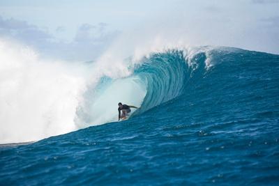 'Surfer Surfing Wave in Pacific Ocean, Moorea, Tahiti, French Polynesia ...